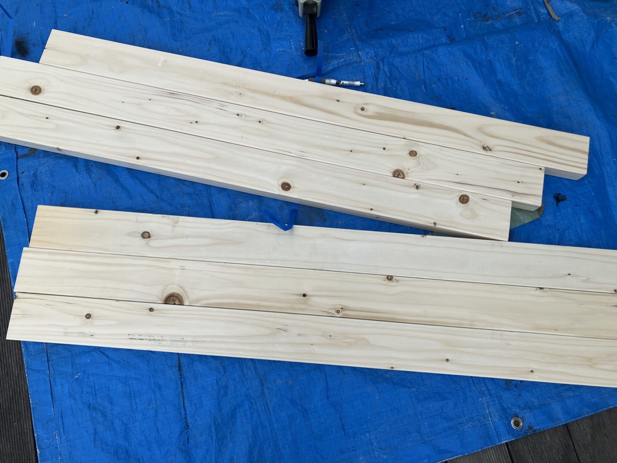 約1,000円で作る、SPF2×4材を使ったシンプルな縁台のつくりかた | 誰でもかんたんDIY